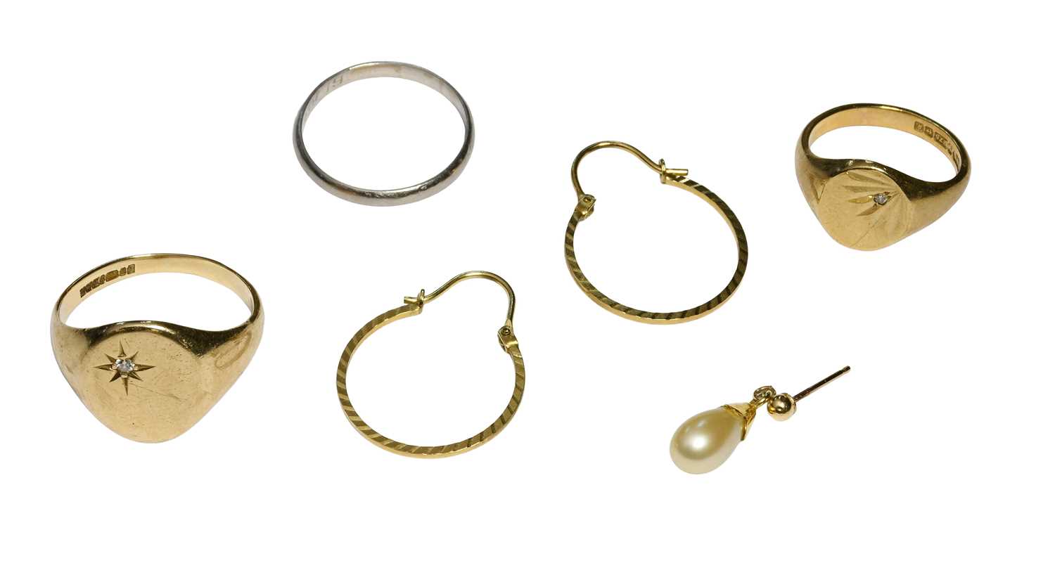 Lot 515 - Two 9 Carat Gold Signet Rings, finger sizes